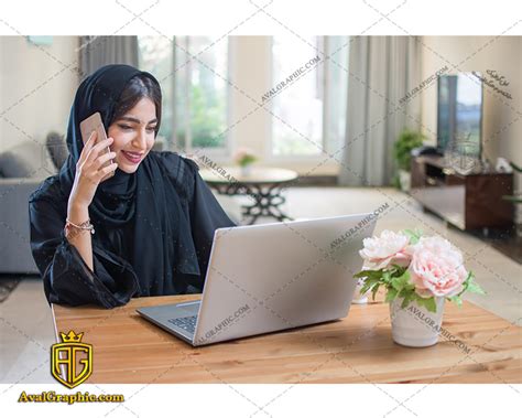 عکس با کیفیت دختر با حجاب و موبایل