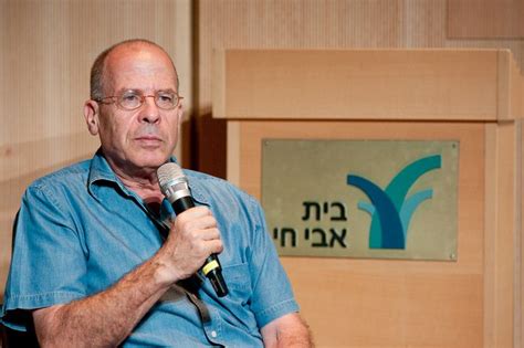 מאיר שלו מקריא מספרו החדש שתיים דובים בבית אבי חי