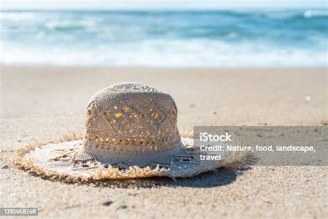 해변에 모래에 여자의 밀짚 해변 모자 푸른 바다 배경에 푸른 하늘 텍스트 공간을 복사합니다 아름다운 화창한 날 휴가여름 컨셉 0명에 대한 스톡 사진 및 기타 이미지 Istock