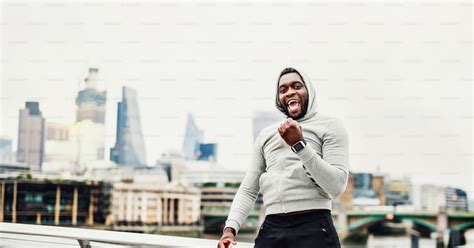 도시의 다리에서 스마트워치를 들고 쉬고 있는 젊은 스포티한 흑인 남자 공간을 복사합니다 사진 Unsplash의 복사 공간 이미지