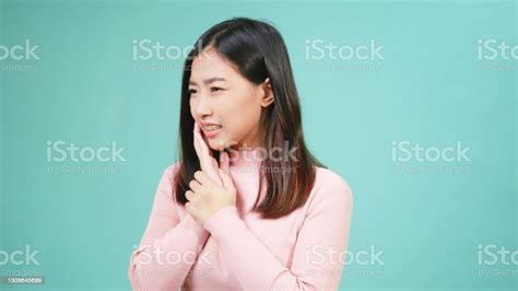 여자는 통증 치통을 느끼는 치아에 실리콘 치열 교정 보유자를 착용 20 24세에 대한 스톡 사진 및 기타 이미지 20 24세 건강관리와 의술 만짐 Istock