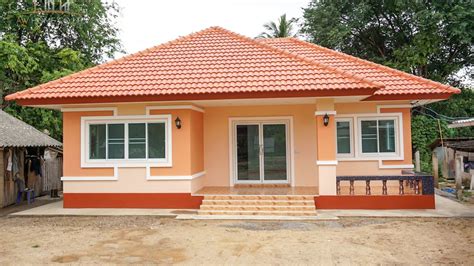 บ้านร่วมสมัยหลังคาทรงปั้นหยาออกแบบสวยงามเรียบง่าย อบอุ่นด้วยโทนสีส้มอ่อน 4 ห้องนอน 2 ห้องน้ำ