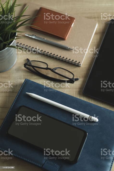 직장 데스크톱 홈 오피스 테이블 노트북 유리 문서 태블릿 명함 지갑 계산기 펜 책 커피의 상단보기 비즈니스 배경 조직 우아에 대한 스톡 사진 및 기타 이미지 Istock