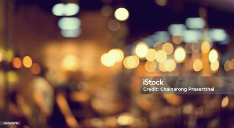 스포트 라이트 Bokeh 인테리어 디자인 광고와 배너 템플릿 개념에 대 한 어두운 색상 톤 배경에서 추상 흐리게 나이트 클럽 파티 이벤트 근거리 초점에 대한 스톡 사진 및