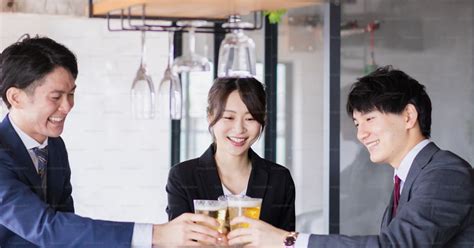 양복을 입고 술을 마시는 젊은 사업가 사진 Unsplash의 양복 이미지