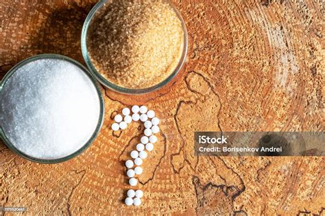 지팡이 설탕 유리 접시와 설탕 대체 정제에 흰색 물음표 위에서 볼 수 있습니다 음식은 건강하고 건강에 해롭습니다 복사 공간 0명에 대한 스톡 사진 및 기타 이미지 Istock
