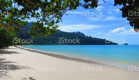 열 대에 맑은 푸른 청록색 바다와 아름 다운 흰 모래 해변 섬 랑카위 말레이시아 화창한 따뜻한 날에 랑카위 섬에 대한 스톡 사진 및 기타 이미지 Istock