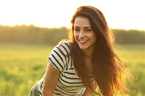 아름 다운 미소 젊은 여자 성격 밝은 일몰 여름 배경 긴 놀라운 머리 행복 찾고 근접 촬영 초상화 갈색 머리에 대한 스톡 사진 및 기타 이미지 Istock