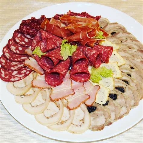 Как сделать мясную нарезку с красивым оформлением | Lifestyle | Селдон ...