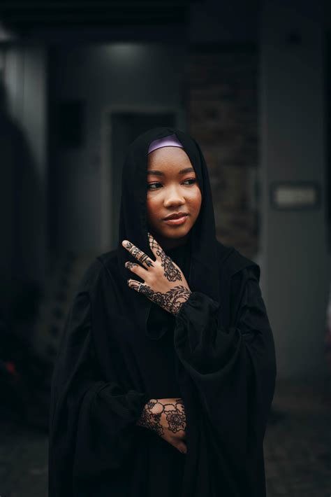 실내 가벼운 검은 눈 검은색 검은색 배경 겨울 그레이 노란색 눈 니트 덮은 얼굴 디테일 따뜻한 따뜻한 음색 라이트 룸 라이프스타일 멋진