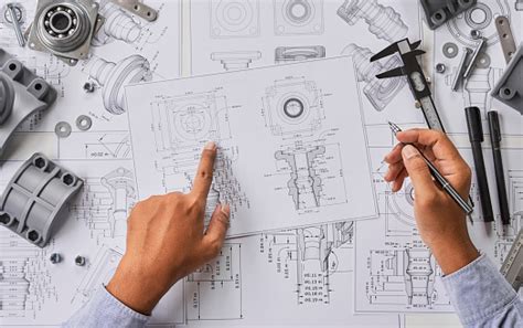 기계 도면을 설계하는 엔지니어 기술자â 부품 엔지니어링 엔진 제조 공장 산업 산업 작업 프로젝트 청사진 측정 베어링 캘리퍼 도구 개발에 대한 스톡 사진 및 기타 이미지