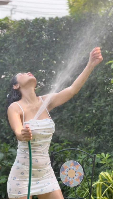 น้องแน๊ต โชว์เล่นน้ำคลายร้อน ควงเอวแดนซ์กระจาย เปียกยังไงให้ฮอตกว่าเดิม