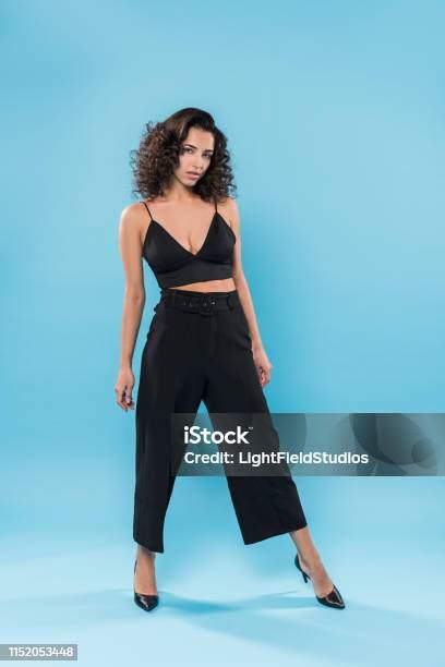 파란색 바탕에 서 있는 검은 옷에 자신감 여자의 전체 길이 보기 갈색 머리에 대한 스톡 사진 및 기타 이미지 갈색 머리 검은색 곱슬 머리 Istock