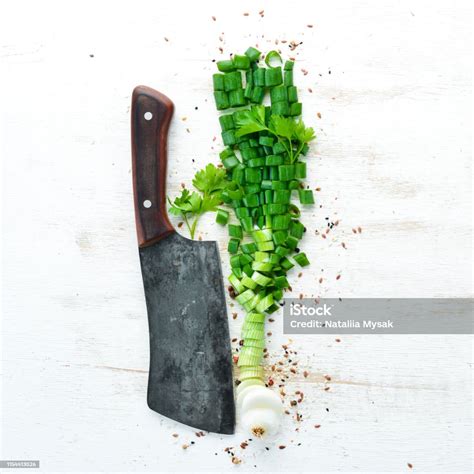 나무 테이블에 녹색 양파를 슬라이스 신선한 야채 평면도 텍스트를 위한 여유 공간 건강한 식생활에 대한 스톡 사진 및 기타 이미지