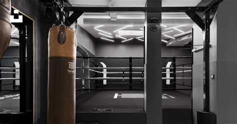 중간에 샌드백이 있는 권투 링 사진 Unsplash의 무료 권투 이미지