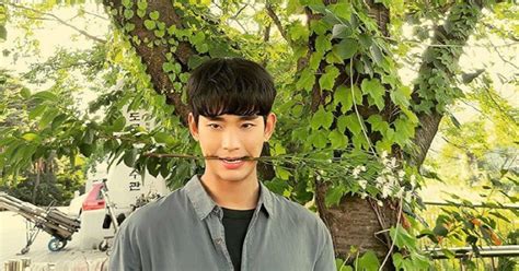 비주얼 귀여움 다 해 김수현 나뭇가지 입에 물고 멍한 표정