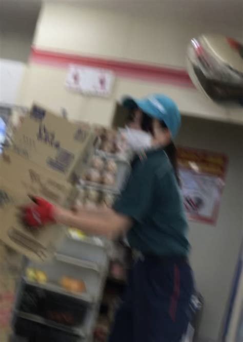 コンビニで女店員がしゃがんだ姿のお尻を盗撮しまくる人が現れる みんくちゃんねる