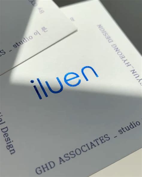 우더디자인 명함 명함제작 유니크하고 오묘한 느낌의 청박 인쇄💙 제일 인기 많은 명함 종이로 인쇄해 드렸는데 역시