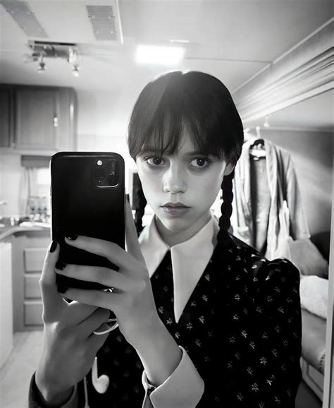 Jenna Ortega 2025 Addams Ailesi Fendi Kese