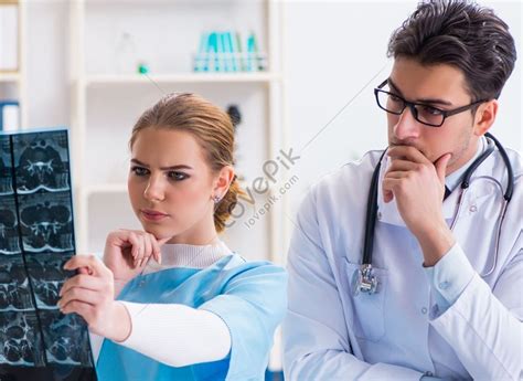 진단을 위해 환자의 X Ray 이미지를 검사하는 두 명의 의사 Photo By 사진 무료 다운로드 Lovepik