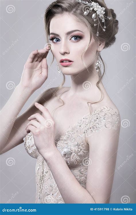 Όμορφο γυμνό κορίτσι στην εικόνα μιας νύφης με Στοκ Εικόνες εικόνα από Bodybuilders Arroyos