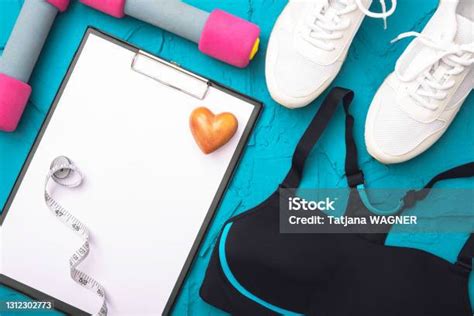 집에서피트니스 펜 아령 화이트 스니커즈 측정 테이프 검은 색 스포츠 탑이 파란색 질감의 배경에 놓여있는 종이 시트 0명에 대한 스톡 사진 및 기타 이미지 Istock