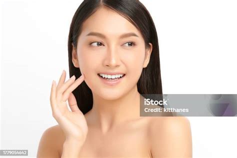 흰색 배경에 깨끗한 신선한 피부를 가진 아름다운 젊은 아시아 여성 얼굴 관리 얼굴 치료 화장품 아름다움과 스파 아시아 여성 초상화 25 29세에 대한 스톡 사진 및 기타