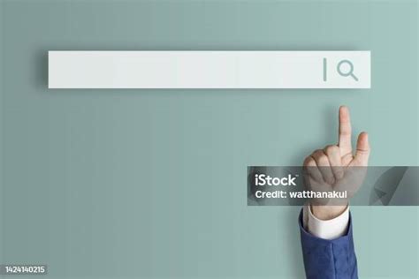 가상 터치 스크린 블루 어스 톤 배경에 인터넷 검색 페이지를 가리키는 사업가의 손가락 인터넷 서핑 정보 네트워크 개념 교육 지식 복사 공간 검색 Brand Name