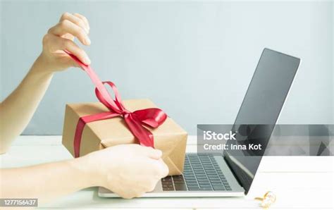 크리스마스 개념 여자 손 노트북 노트북 펜과 커피 한 잔 책상 테이블에 선물 상자를 들고 맨 위 보기입니다 개념에 대한 스톡 사진 및 기타 이미지 Istock