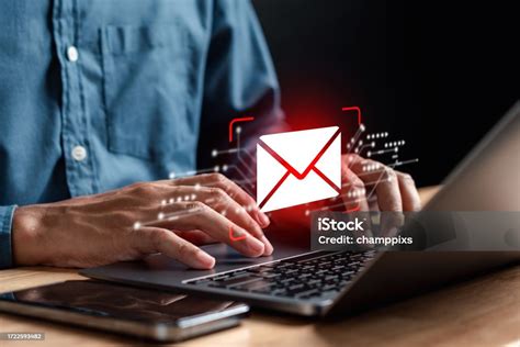 경고 이메일 받은 편지함 및 스팸 바이러스 인터넷 편지 보안 정크 및 휴지통 메일 및 손상된 정보에 대한 알림에 대한 경고 주의 가상현실에 대한 스톡 사진 및 기타 이미지