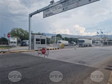 Опитите за нелегално преминаване на границата са намалели наполовина в сравнение с миналата