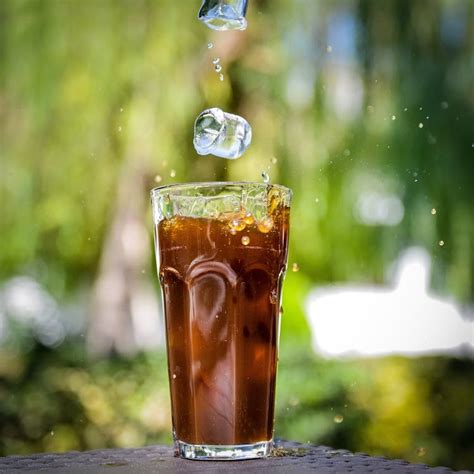 갈증 소독제 깨끗한 유리 냉장 음료 떨어지는 얼음 맑은 맑은 날 맑은 액체 맑은 음료 물보라 물을 튀기다 민트 향이 나는 신선한 반짝이는 액체 사진