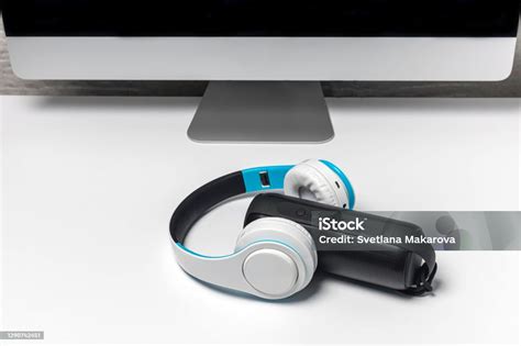 작업 영역 및 빈 화면 데스크톱 컴퓨터 온라인 엔터테인먼트 및 음악을 듣고 0명에 대한 스톡 사진 및 기타 이미지 0명