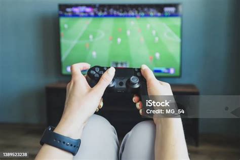 비디오 게임 콘솔을 플레이하는 소녀 게임은 축구입니다 손에 조이스틱 선택적 초점 Brand Name Video Game에 대한 스톡 사진 및 기타 이미지 Brand