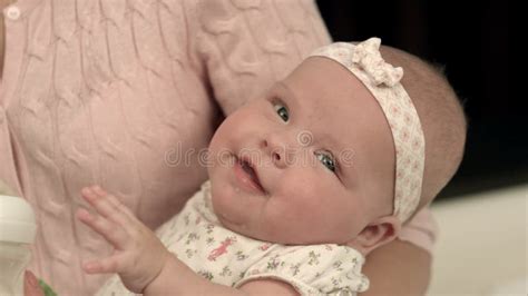 Madre Joven Y Su Ni A Linda Que Tienen Cita Con El Pediatra De Sexo Masculino Metrajes V Deo