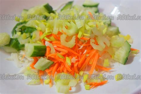 Овощной салат с оливковым маслом. Весенний овощной микс с куриной ...