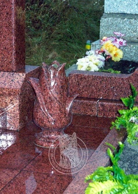 Ваза із граніту Лезник червоний у вигляді троянди № 15