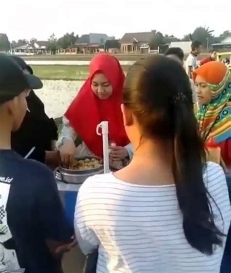VIRAL Di Solo Gadis Cantik Jual Cilok