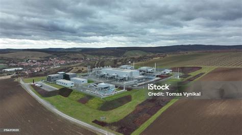 식물 공장 기름 가스 자연스러운 무인 항공기 조감도 가공 저장고 탱크 화석 파이프 정련소 펌프잭 파쇄 추출 펌프 잭 기계 분야 연료 에너지 산업 펌핑 체코 유럽 0명에 대한