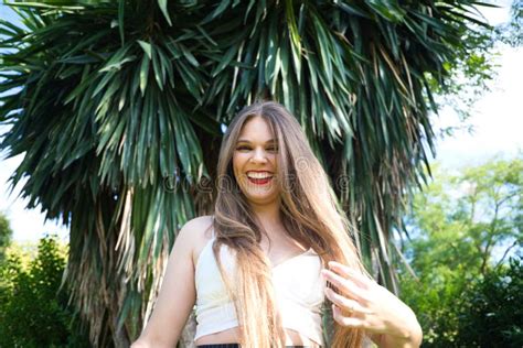 Una Joven Guapa Rubia Y Rubia Caminando Por El Parque Posando Para La Foto Como Una Modelo Ella