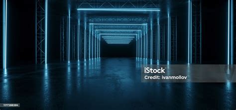 네온 빛나는 푸른 활기찬 공상 과학 소설 미래 단계 연단 건설 금속 삼각형 콘크리트 그런지 반사 어두운 밤 가상 쇼 배경 레이저 터널 복도 3d 렌더링 0명에 대한 스톡