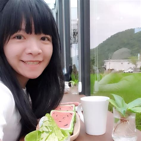 Ig的貼文和照片有涉及工作和學生 不方便馬上追蹤~熟識之後可追蹤 目前就先在ig私訊聊聊也可以的🙂 我不是美女，但也不算醜，頂多算清秀 所以