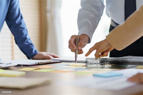 비즈니스 사람들 브레인스토밍 회의 디자인 아이디어 포스트잇 노트를 사용하여 아이디어 공유 전문 투자자 프로젝트 시작 비즈니스