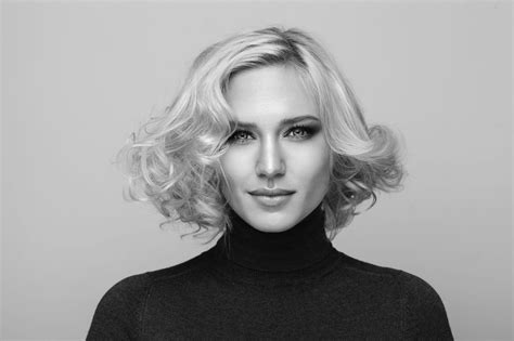 배경 화면 얼굴 화이트 검은 여자들 단색화 초상화 간단한 배경 긴 머리 사진술 티나 볼랜드 D 나 드레이크 아름다움 레이디 금발 헤어 스타일