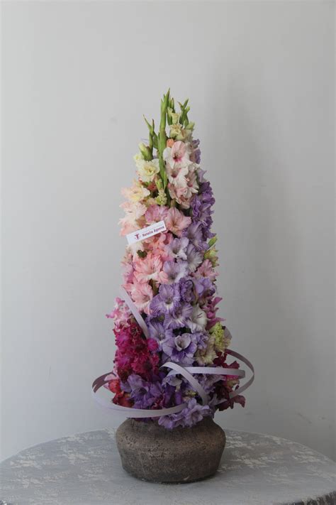 Nastolnaya kompozitsiya s gladiolusami