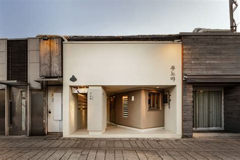 Facade에 있는 Shmily Fang님의 핀 2025 작은 집 가게 앞 디자인 파사드