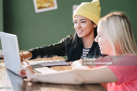 캐주얼 의류 논의에 긍정적인 자신감 여자 디자인 프로젝트 카페에서 노트북 화면에서 가리키는 노란색 모자에 Hipster 혼혈 여자 노트북에 대한 스톡 사진 및 기타 이미지