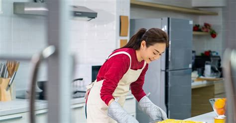 부엌에서 빵집을 준비하는 아시아 여성 빵집 주인 여성 제빵사는 테이블에 과일 타르트를 만들기 위해 타르트 반죽을 굽고 있습니다 중소기업 기업가와 실내 활동 라이프스타일
