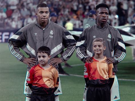 تصویر زمینه امباپه و وینیسیوس طرفداری