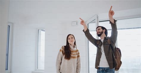 젊은 부부는 새로운 평면 새 집 및 이주 개념으로 계획하고 이사합니다 사진 Unsplash의 사진술 이미지